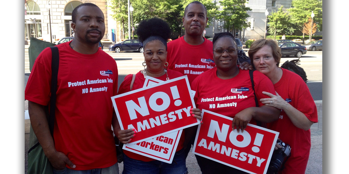 Ronald Reagan signs the "one-time" 1986 immigration amnesty - New ...